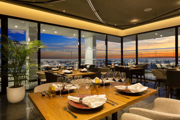 Tunisie : L'hôtel Tunis Marriott inaugure son restaurant chic "L’Onzième Grill" avec une vue ...